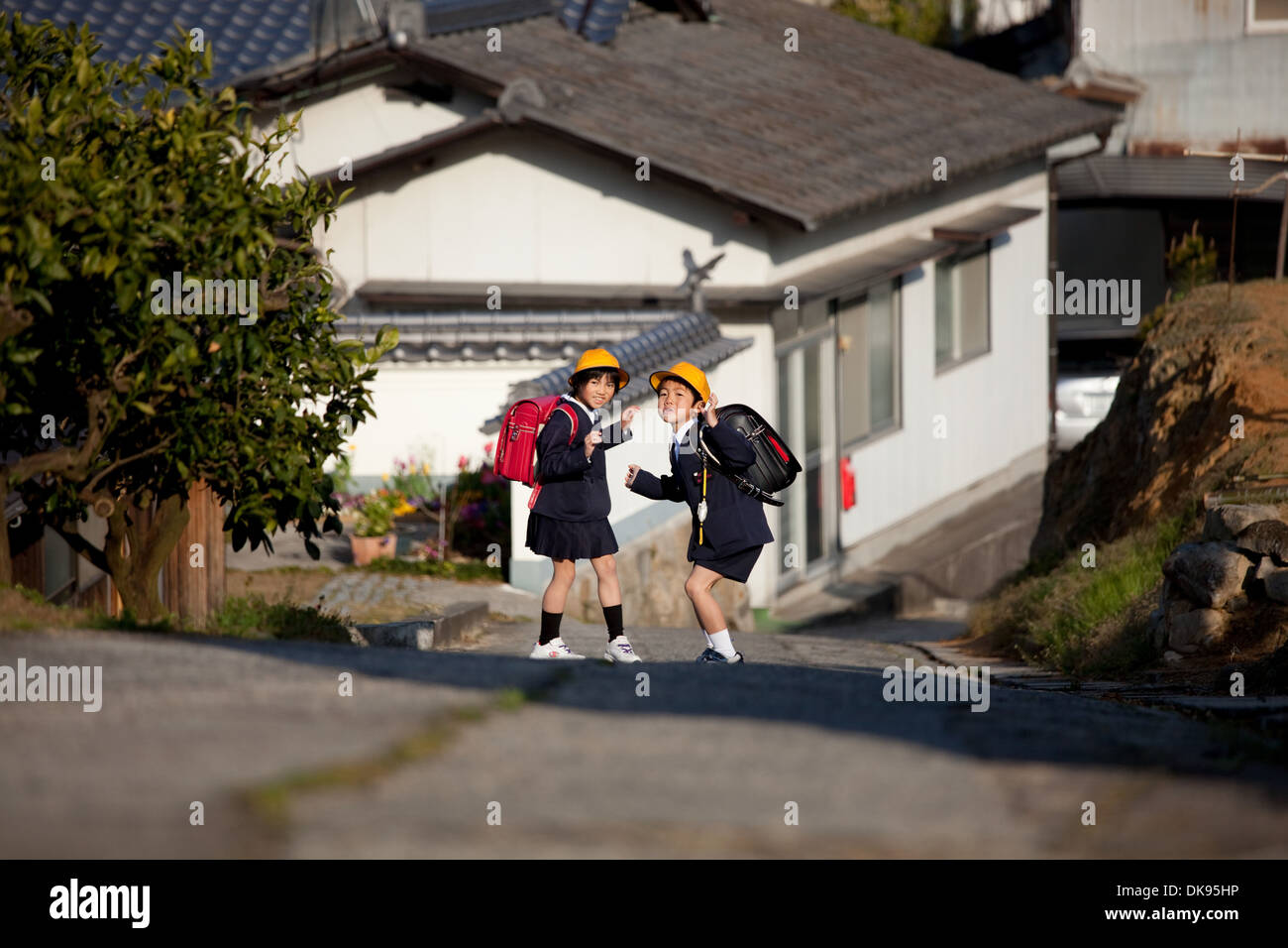 Japanese school children in uniform hi-res stock photography and images ...