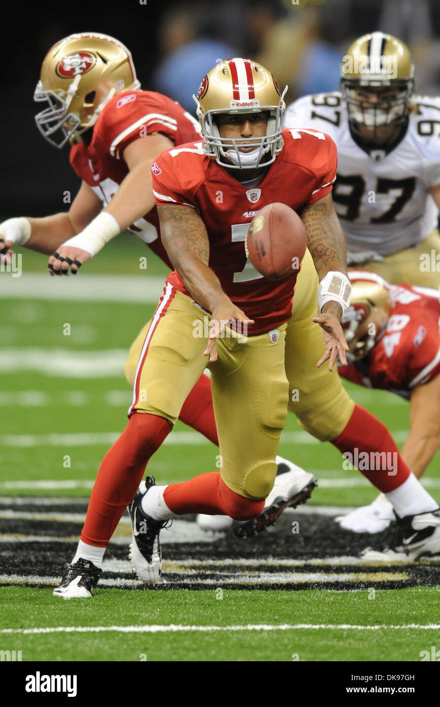 San Francisco 49ers quarterback Colin Kaepernick (7) hands the ball off ...