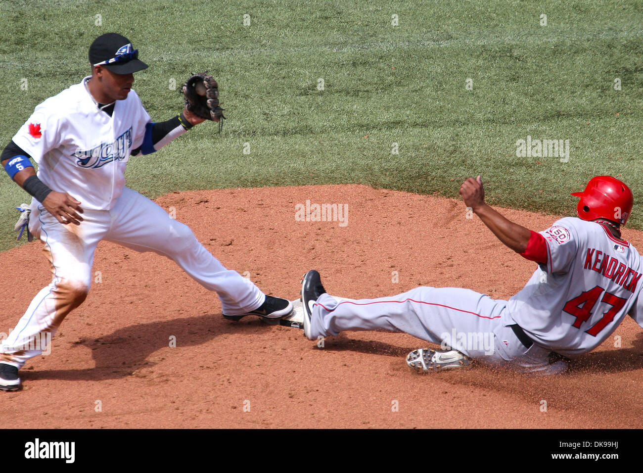 Sliding into 2nd base hi-res stock photography and images - Alamy