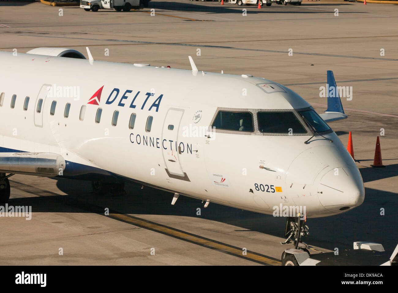 Delta jet airplane hi-res stock photography and images - Alamy