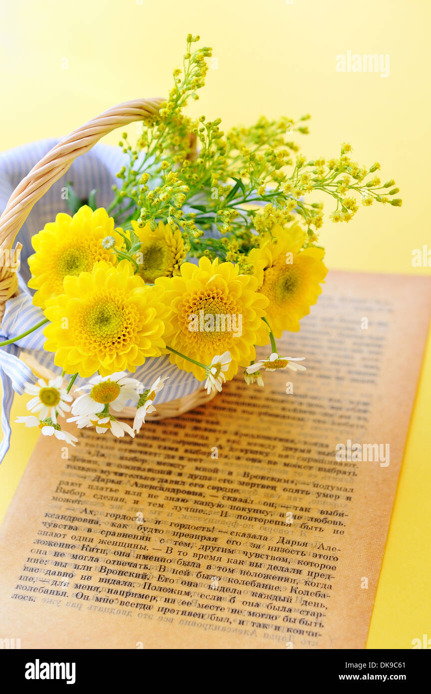Antique flower arrangement hi-res stock photography and images - Alamy