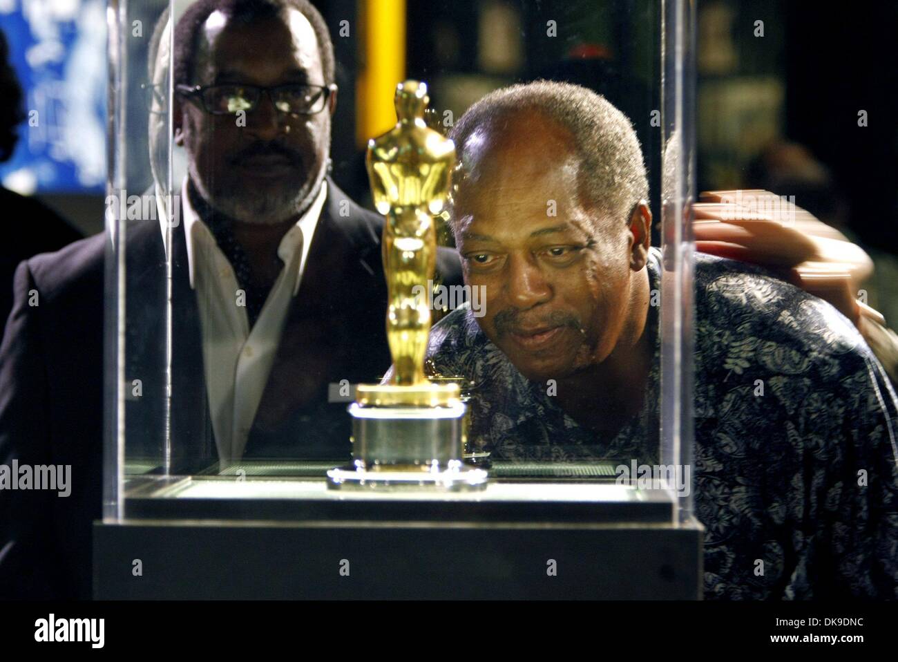 Award statue hi-res stock photography and images - Alamy