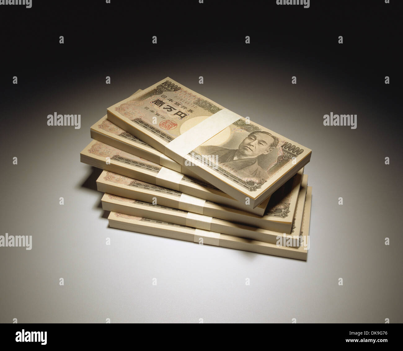 Japanese yen bills Stock Photo - Alamy