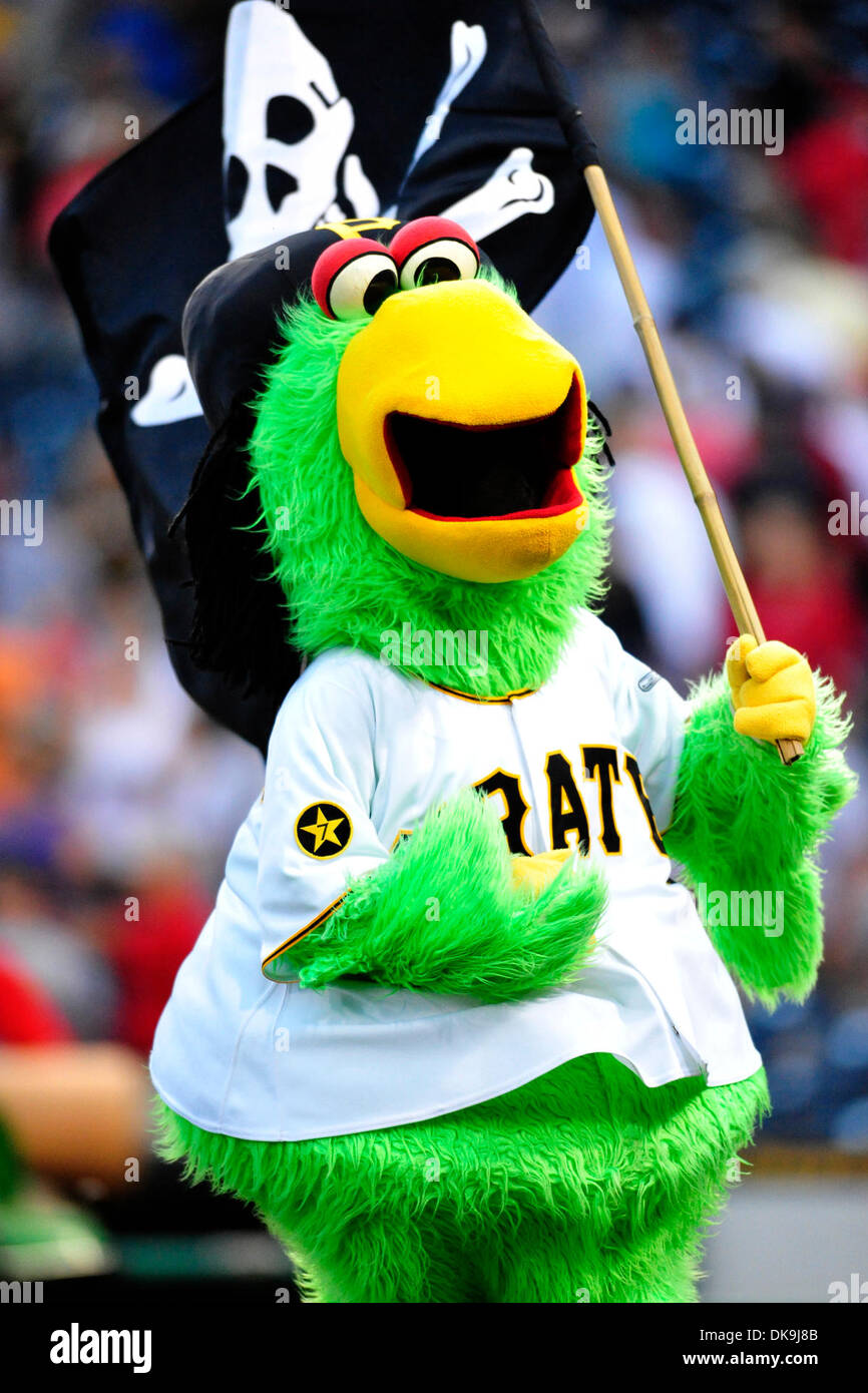 Cincinnati reds mascot hi-res stock photography and images - Alamy