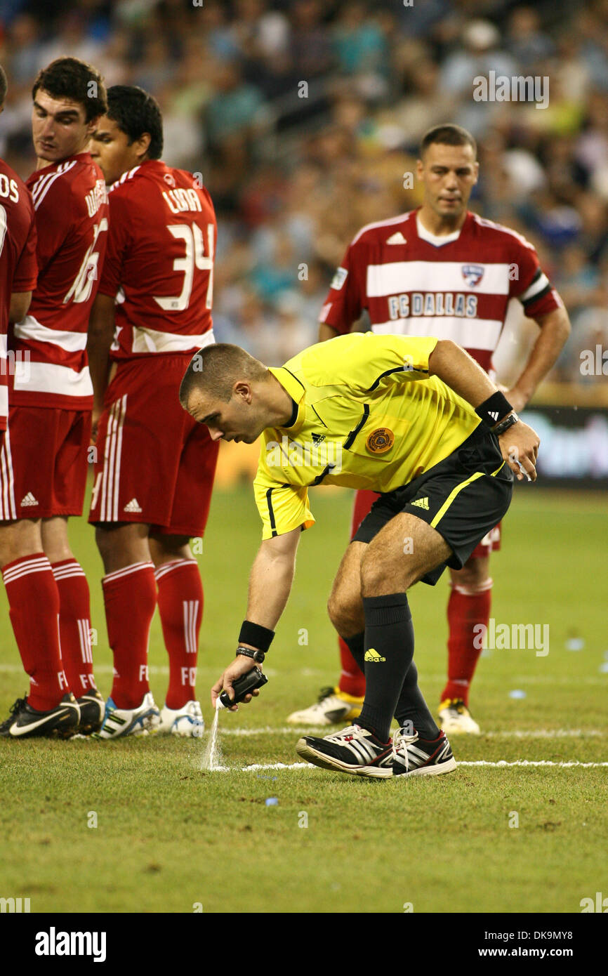 Aug. 27, 2011 - Kansas City, Kansas, U.S - Referee Chris Penso makes ...