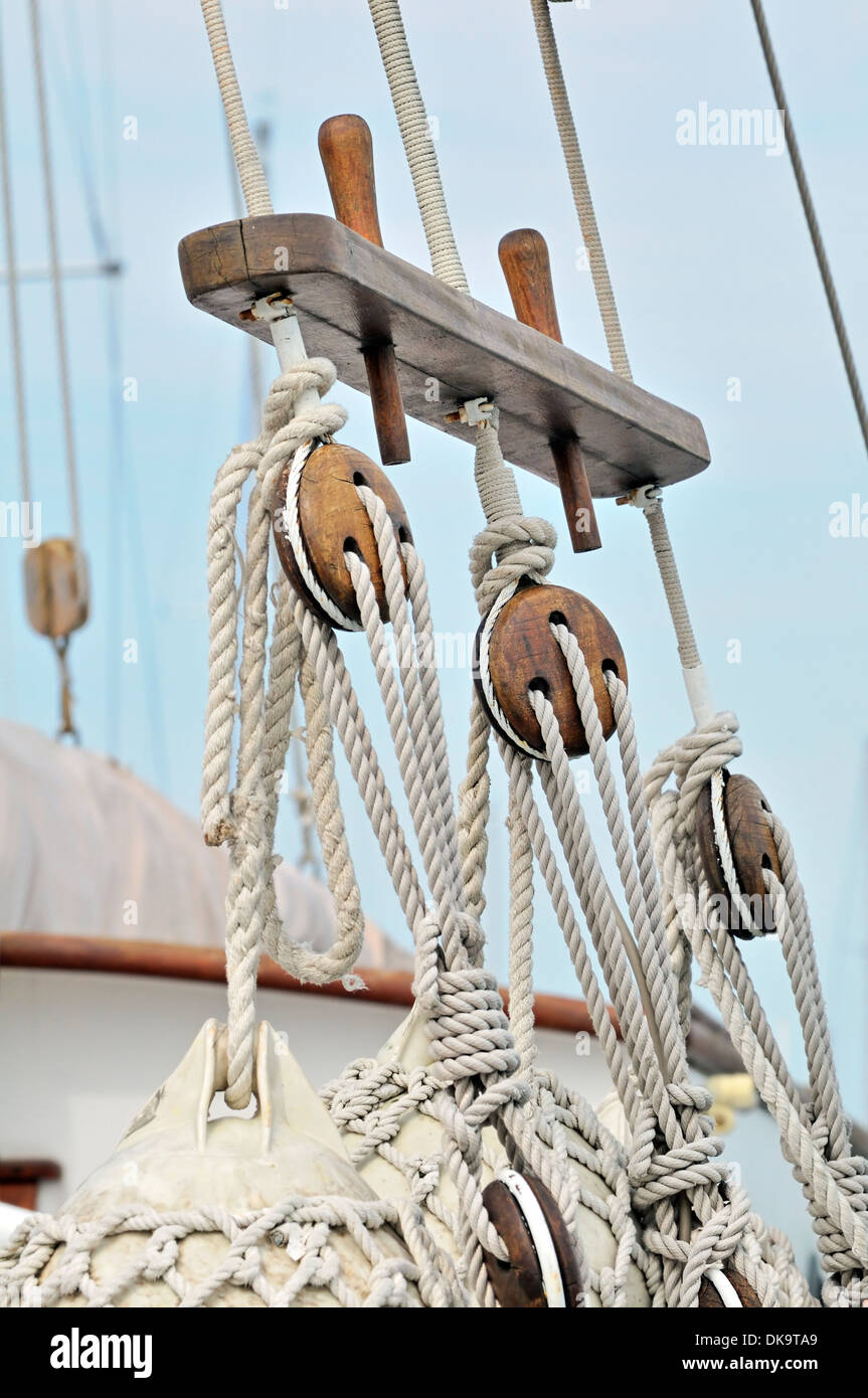 Close-up of wooden tools and ropes of a boat Stock Photo - Alamy