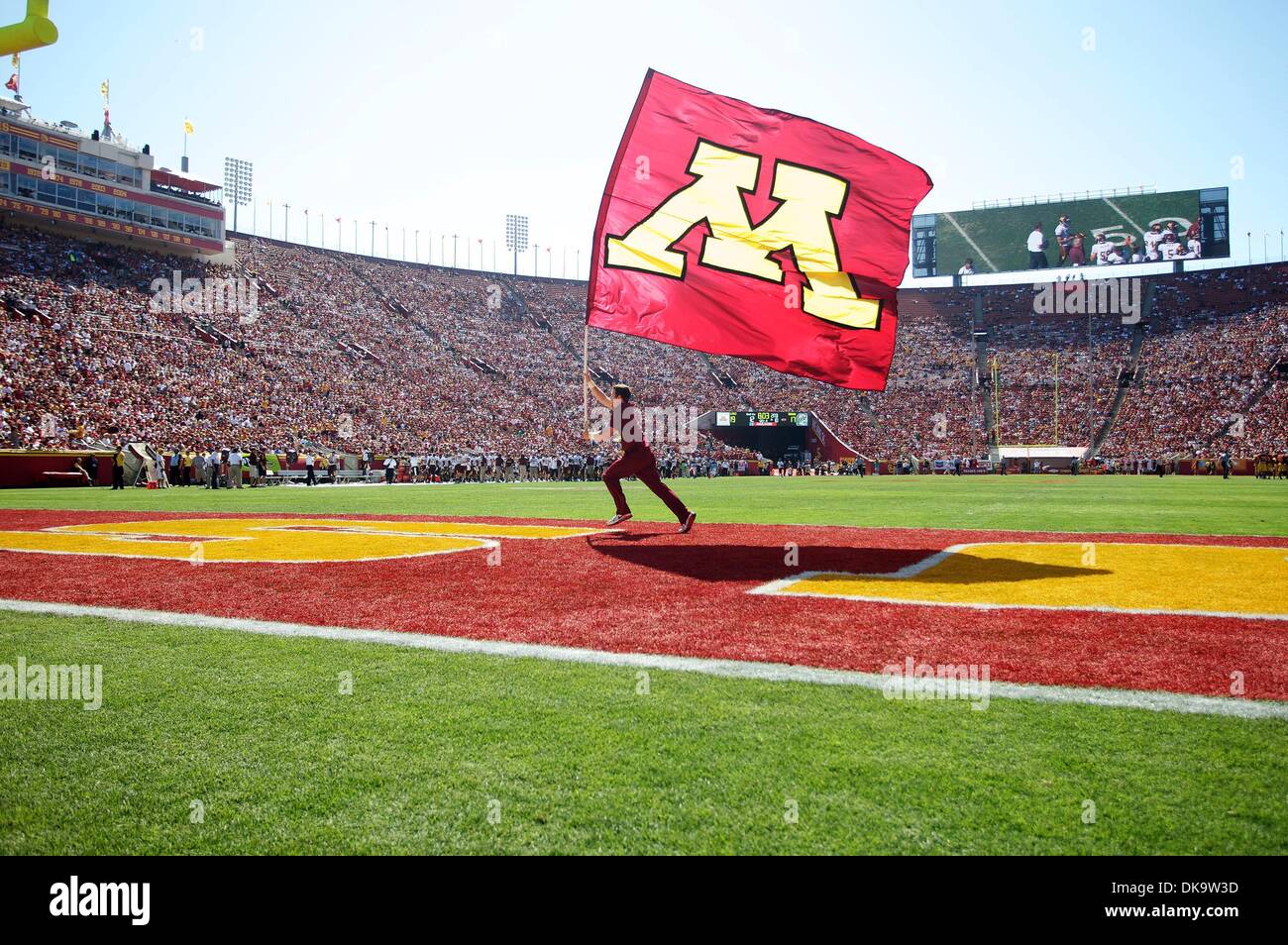 University of minnesota gophers cheerleader hi-res stock photography ...