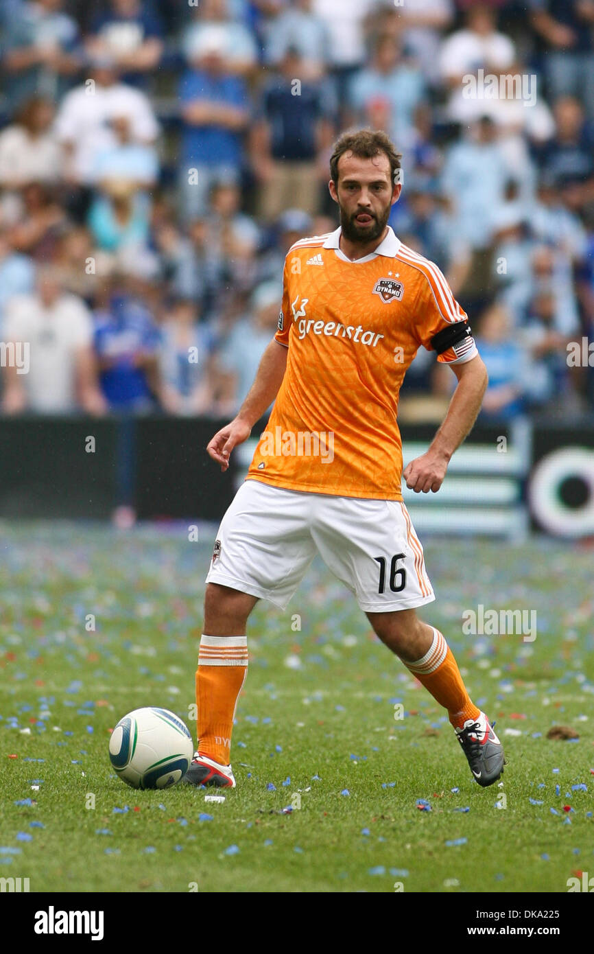 Sept. 10, 2011 - Kansas City, Kansas, U.S - Houston Dynamo midfielder ...