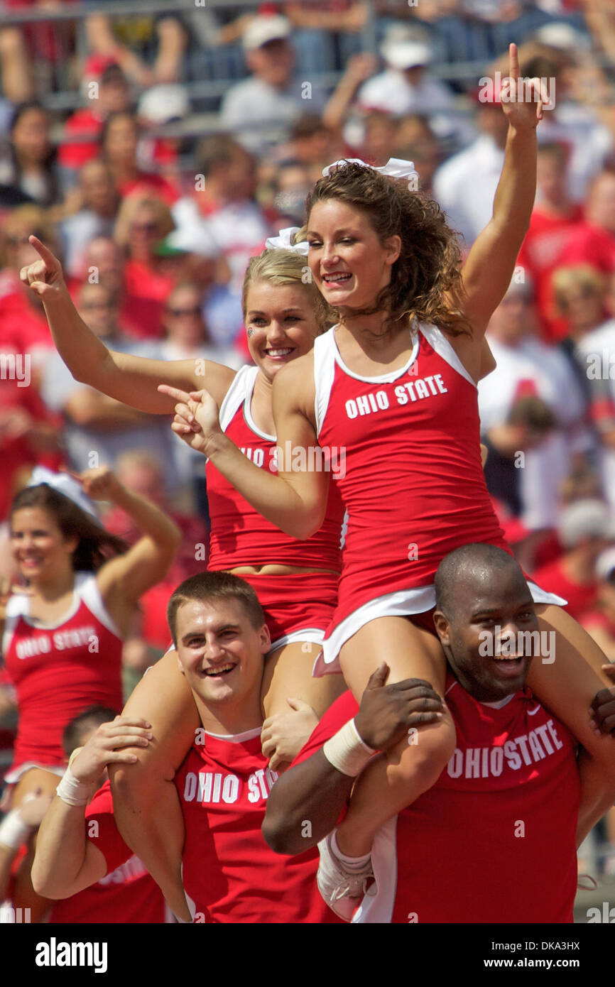 Ohio state buckeyes cheerleaders hi-res stock photography and images ...