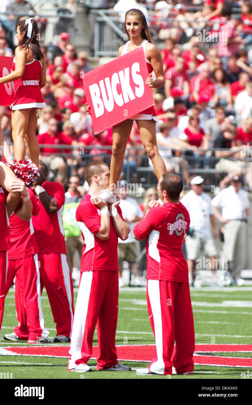 Ohio state buckeyes cheerleaders hi-res stock photography and images ...