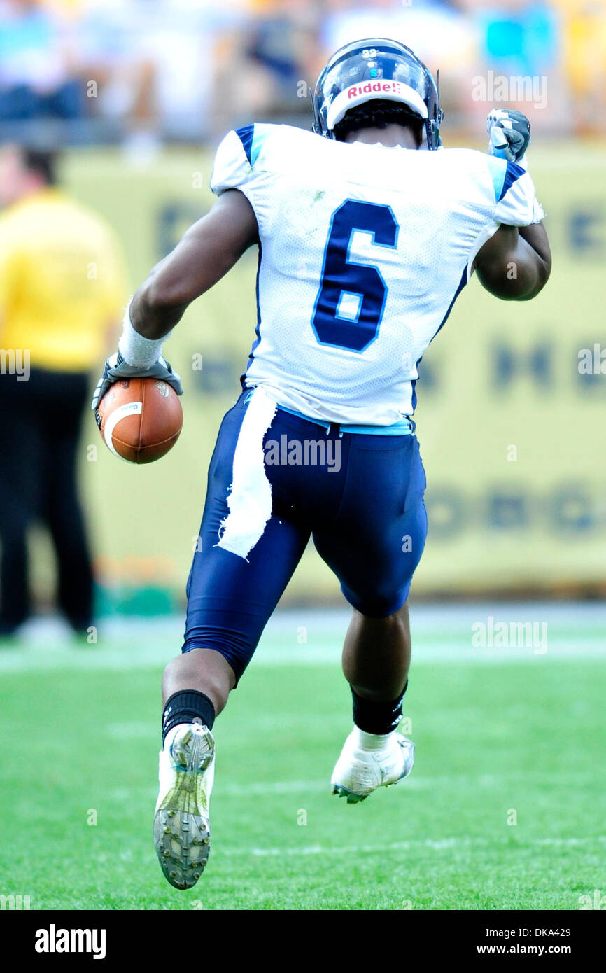 Action catching pass hi-res stock photography and images - Alamy