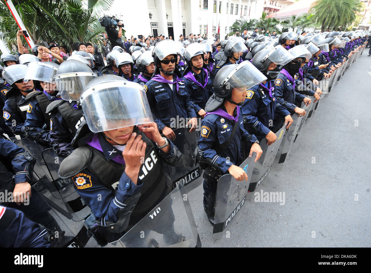 Bangkok, Thailand. 4th Dec, 2013. Thai riot police stand guard in front ...