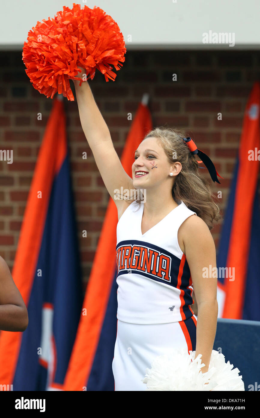 College football players cheerleaders hi-res stock photography and ...