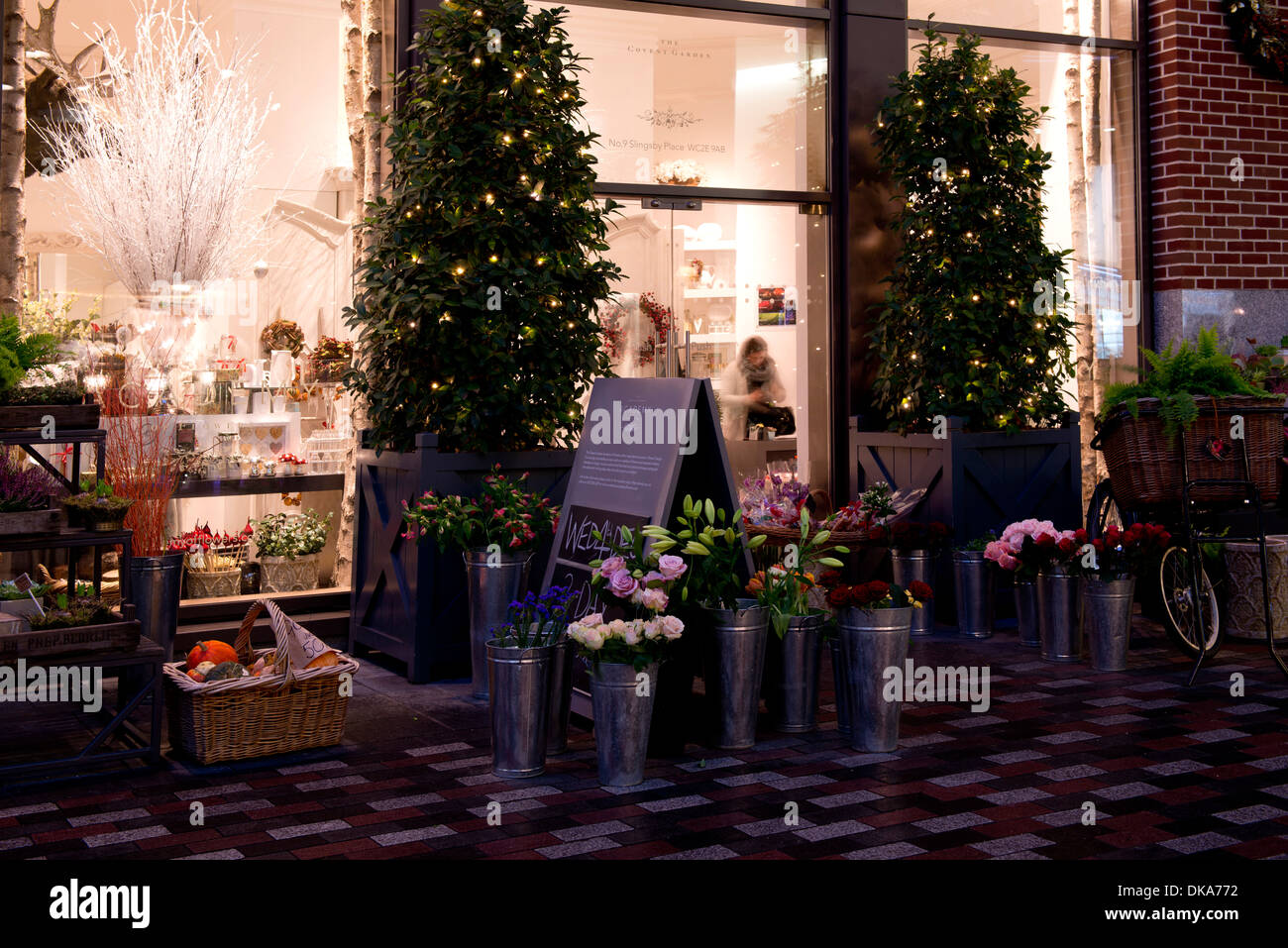 Shops early evening St Martin's Courtyard, Slingsby Place - London ...