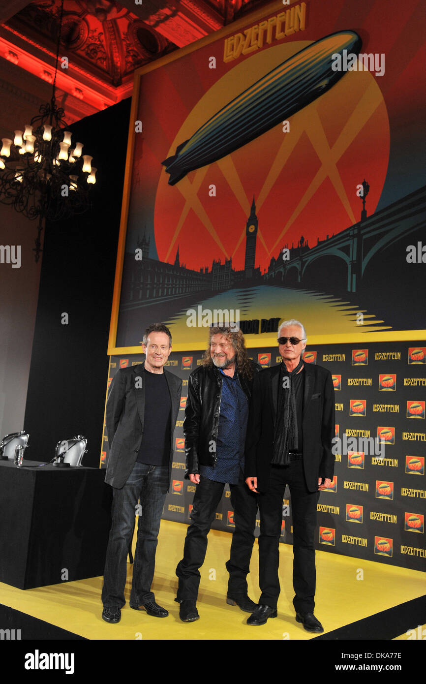 Robert plant and jimmy page 2007 hi-res stock photography and images ...