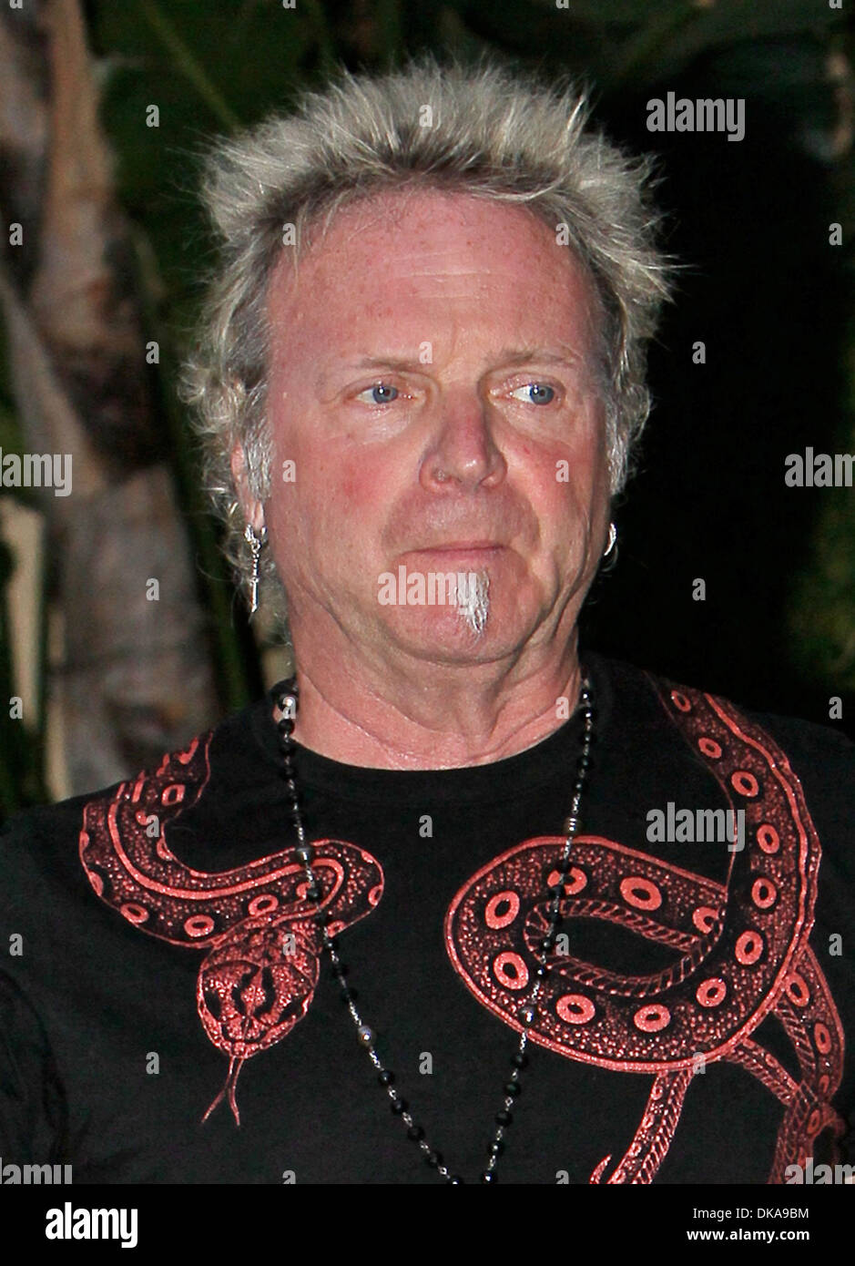 Joey Kramer signs autographs for fans as he and his wife Linda Pappan ...