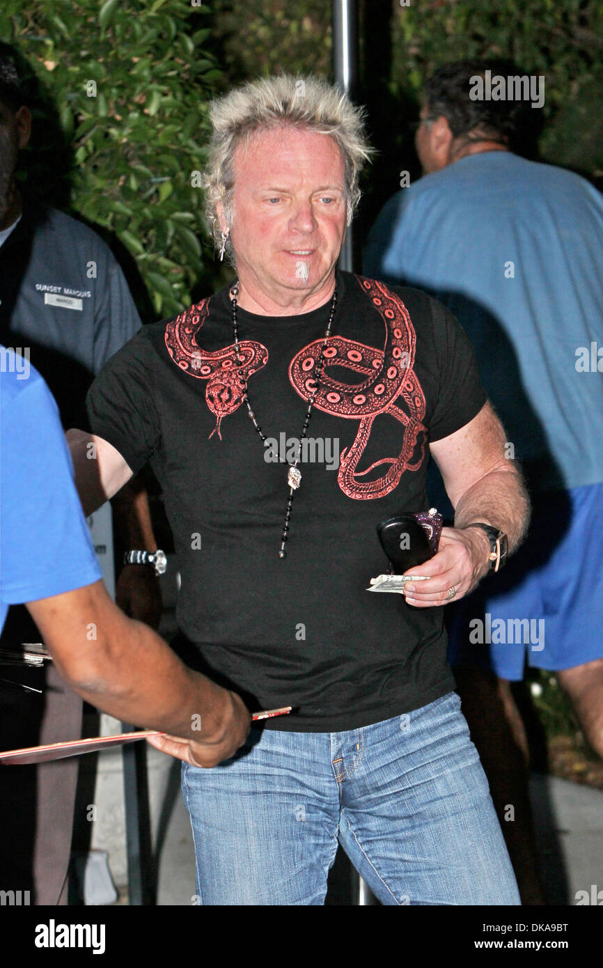 Joey Kramer signs autographs for fans as he and his wife Linda Pappan ...
