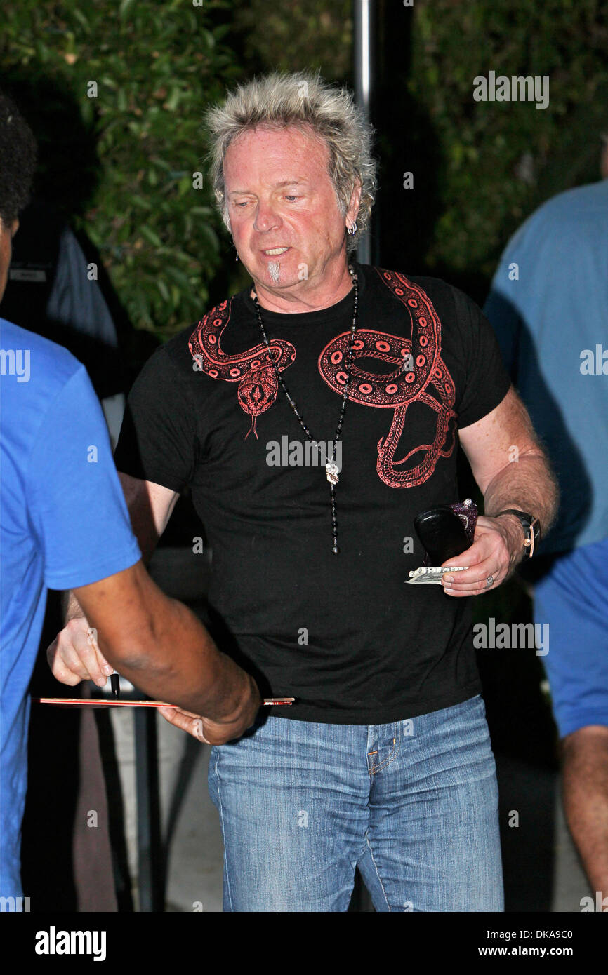 Joey Kramer signs autographs for fans as he and his wife Linda Pappan ...