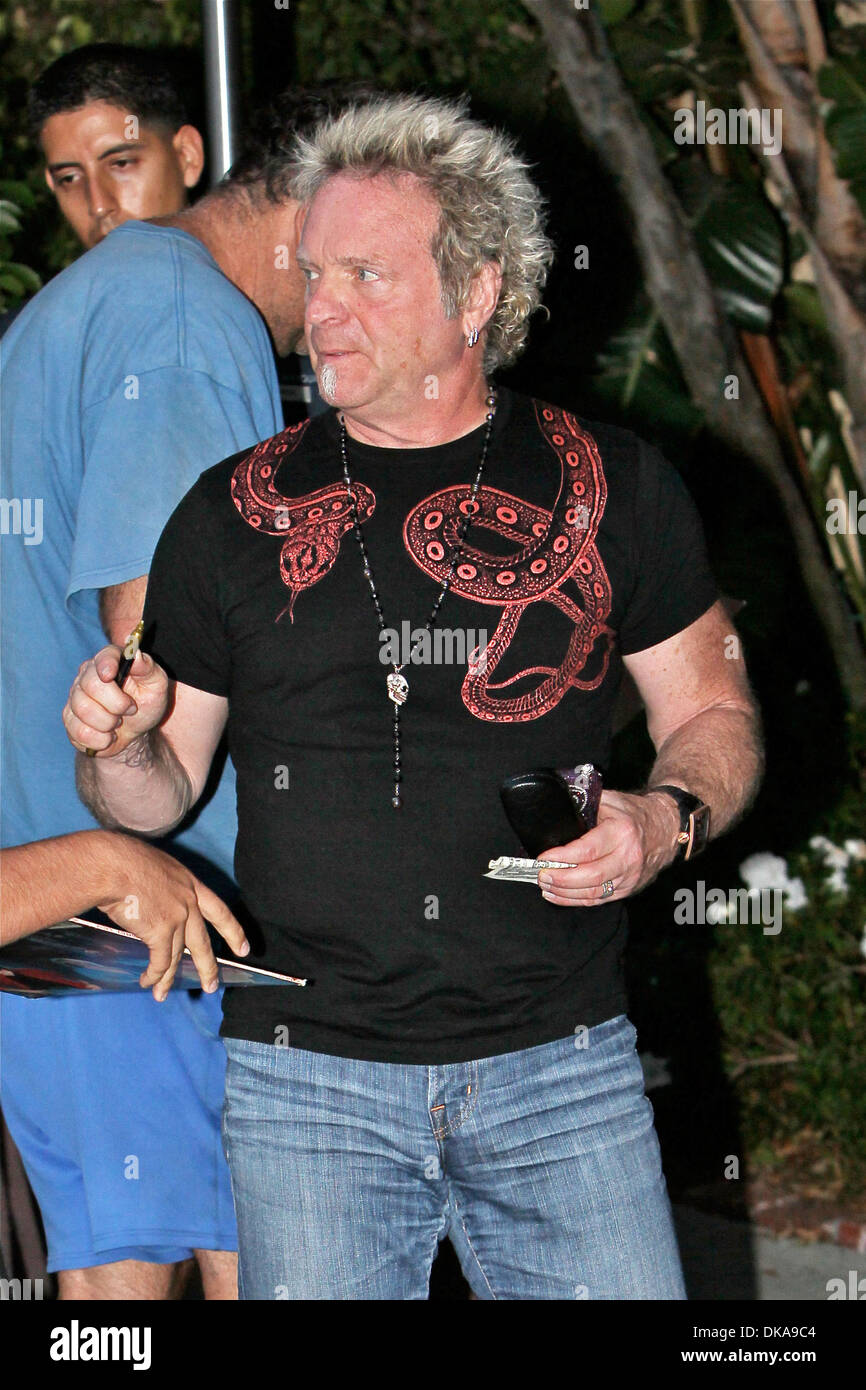 Joey Kramer signs autographs for fans as he and his wife Linda Pappan ...