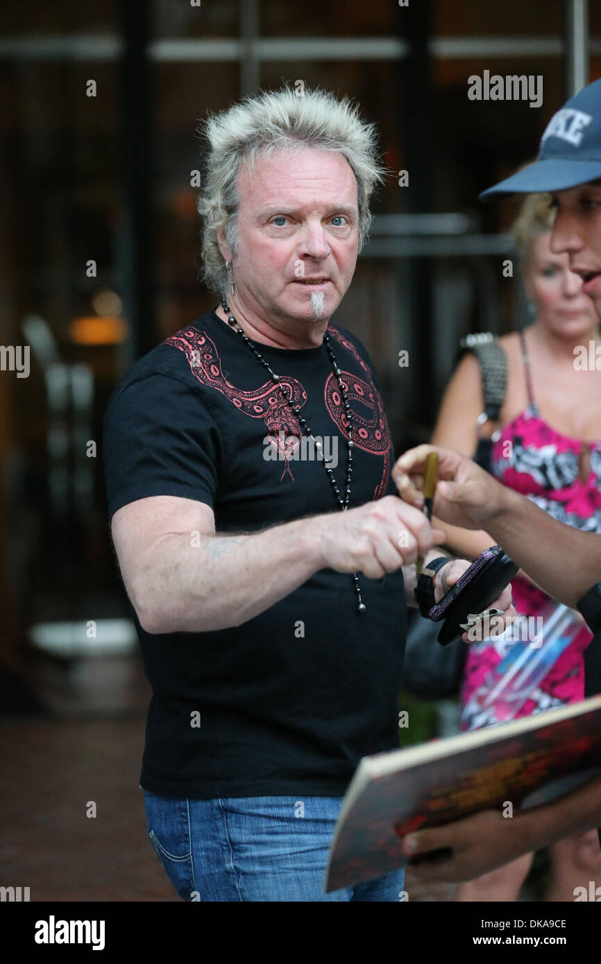 Joey Kramer signs autographs for fans as he and his wife Linda Pappan ...