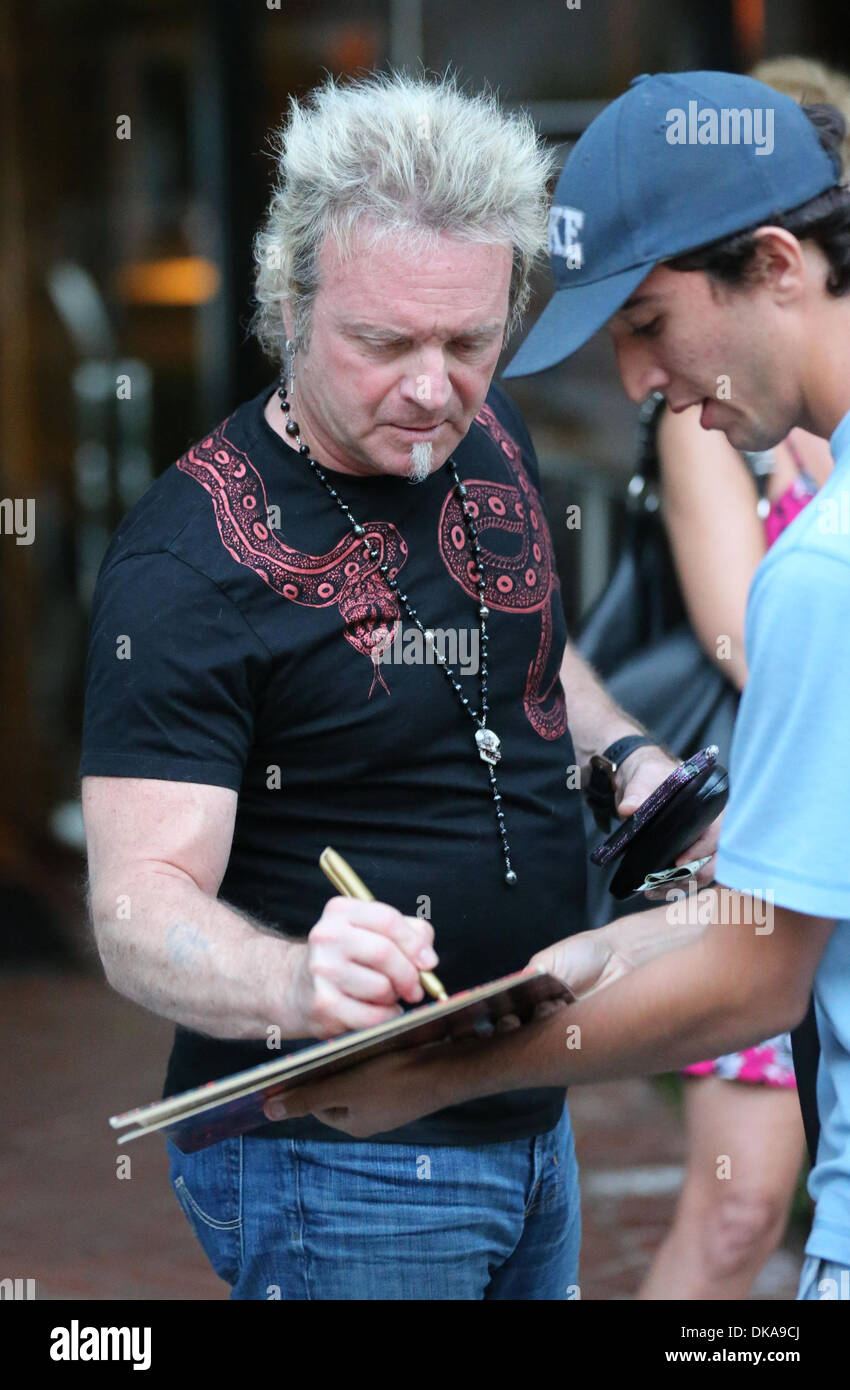 Joey Kramer signs autographs for fans as he and his wife Linda Pappan ...