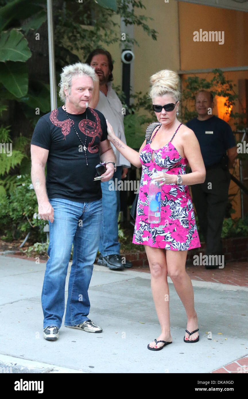 Joey Kramer signs autographs for fans as he and his wife Linda Pappan ...