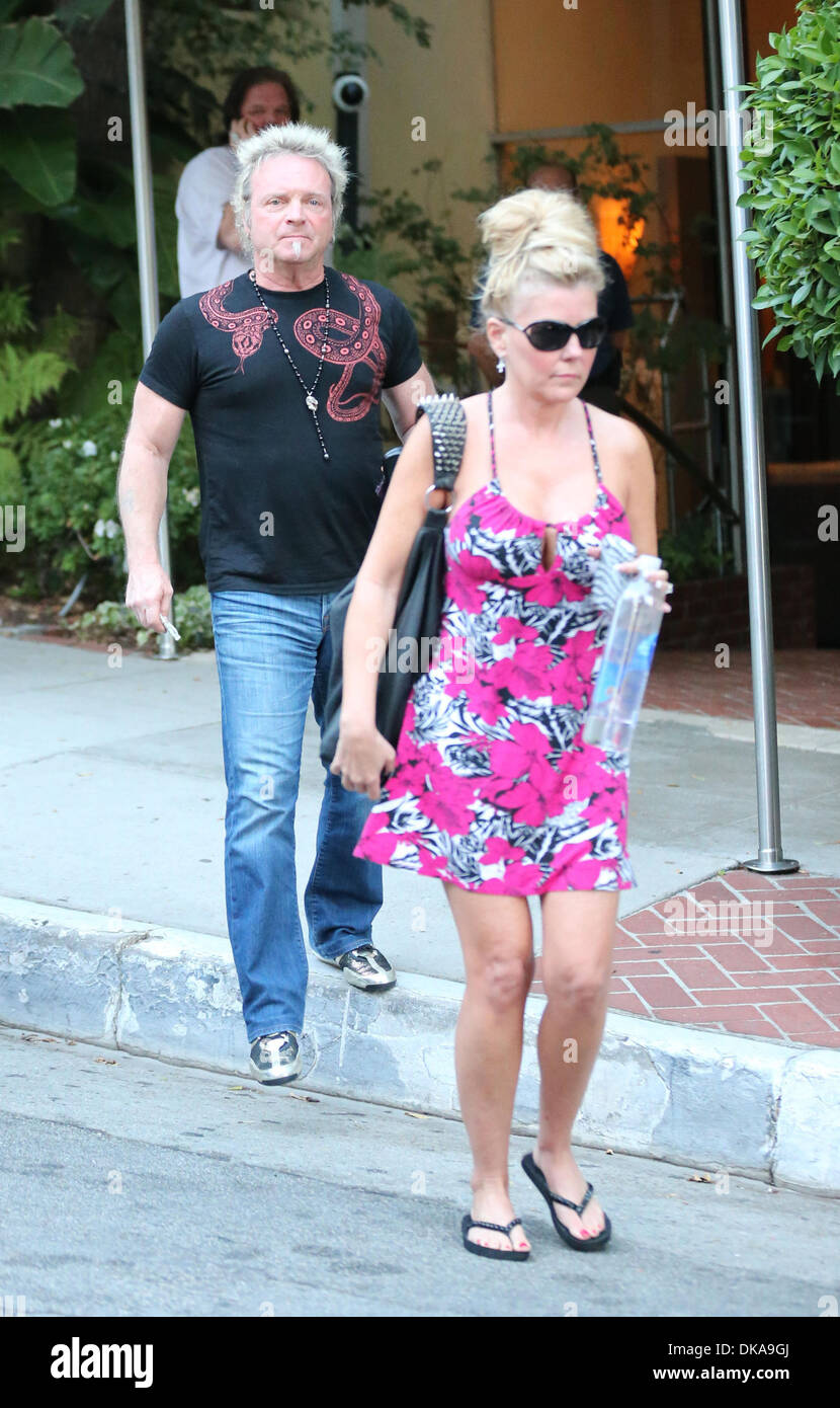 Joey Kramer signs autographs for fans as he and his wife Linda Pappan ...