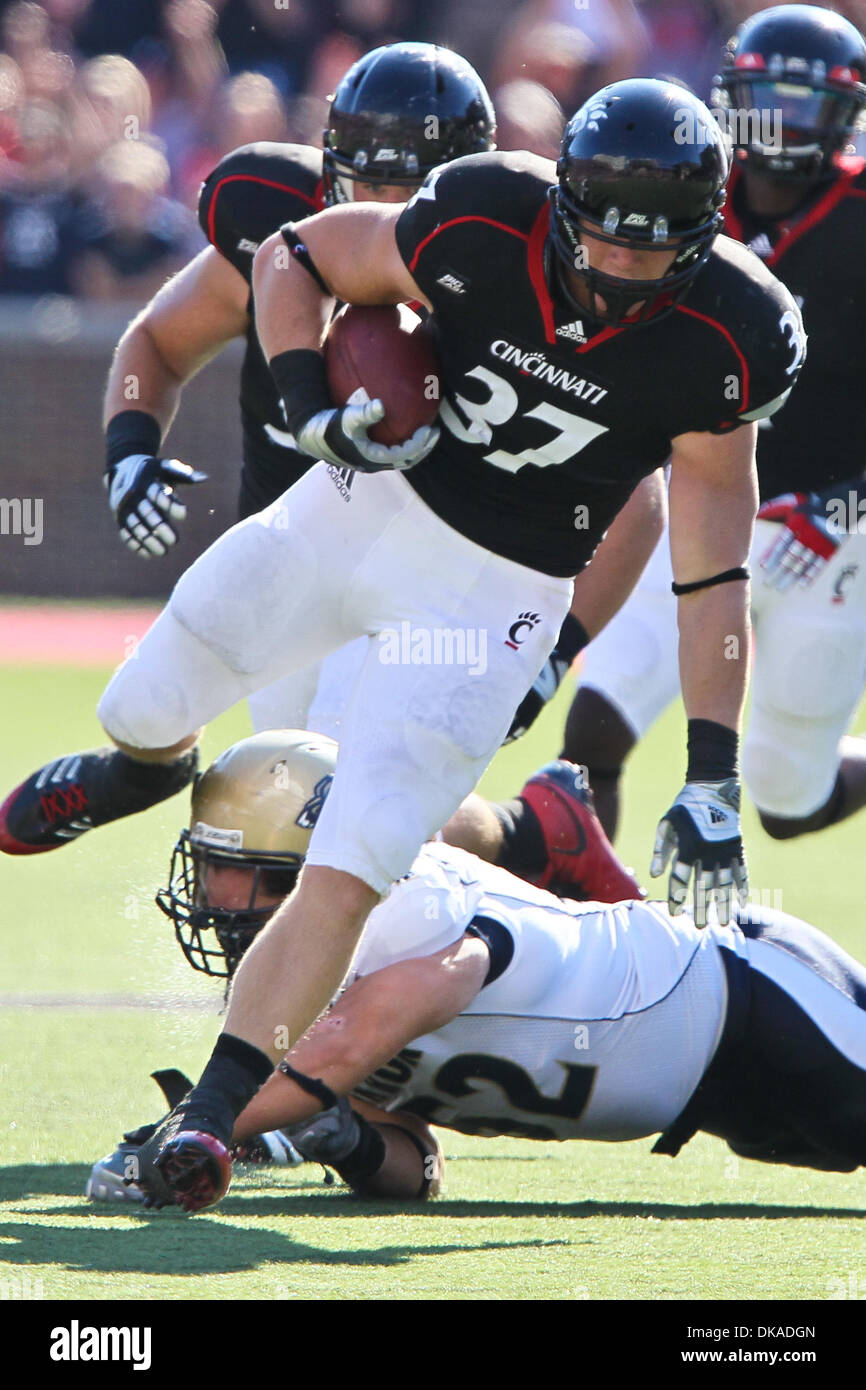 Sept. 17, 2011 - Cincinnati, Ohio, U.S - Cincinnati Bearcats linebacker ...