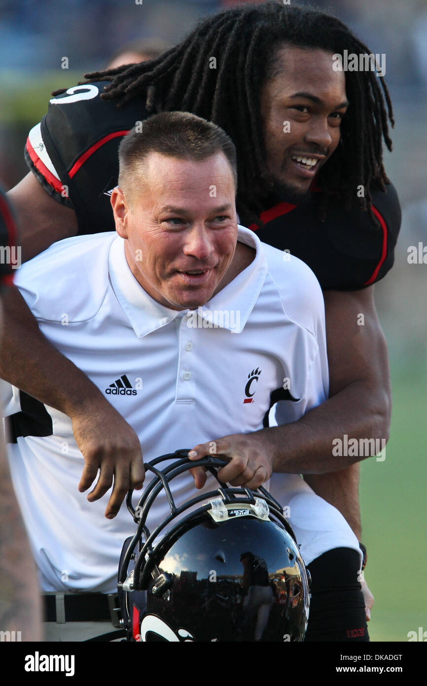 Cincinnati bearcats head coach hi-res stock photography and images - Alamy