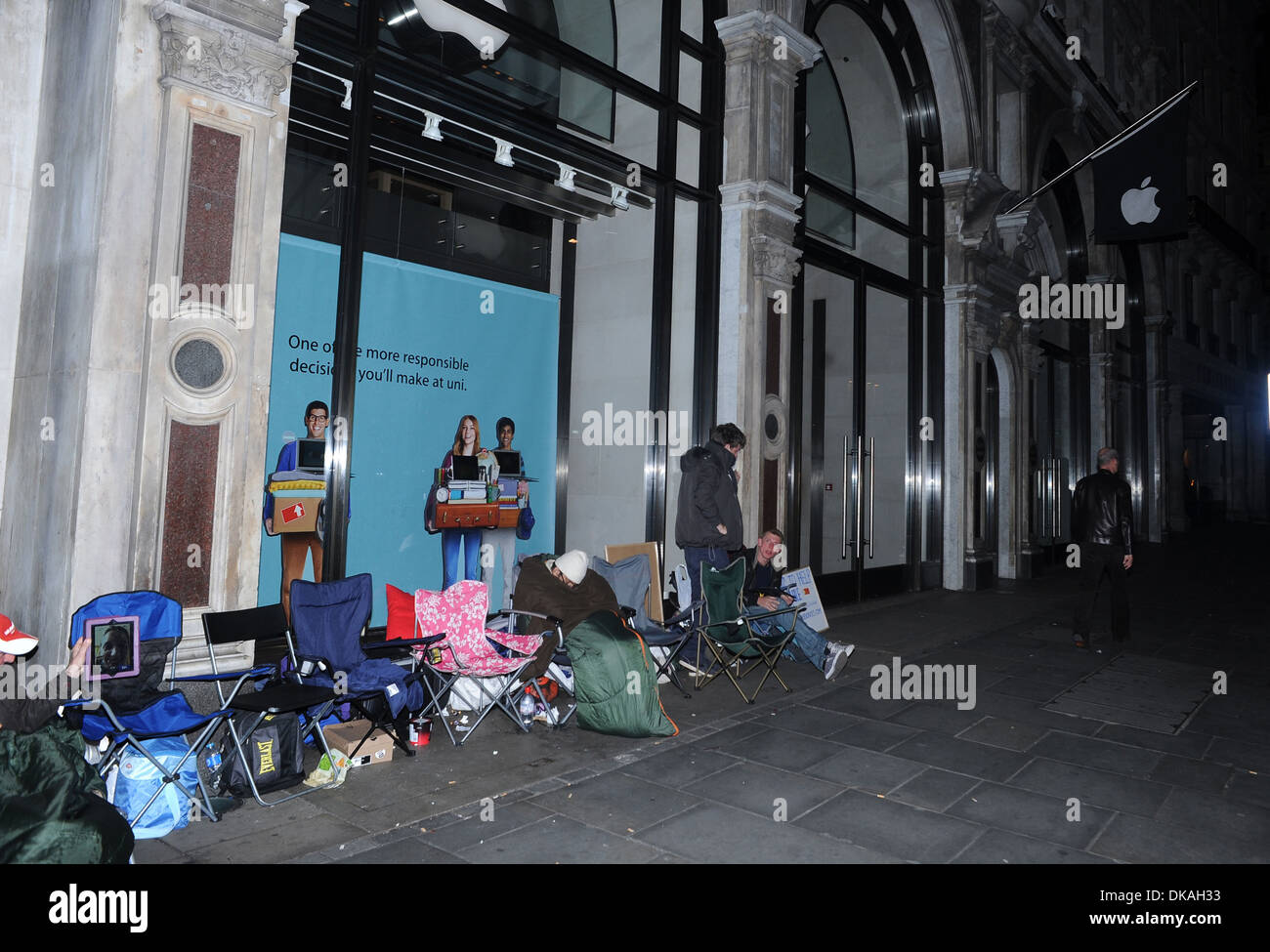 Atmosphere Fans of technology giant Apple camp outside Apple store on ...