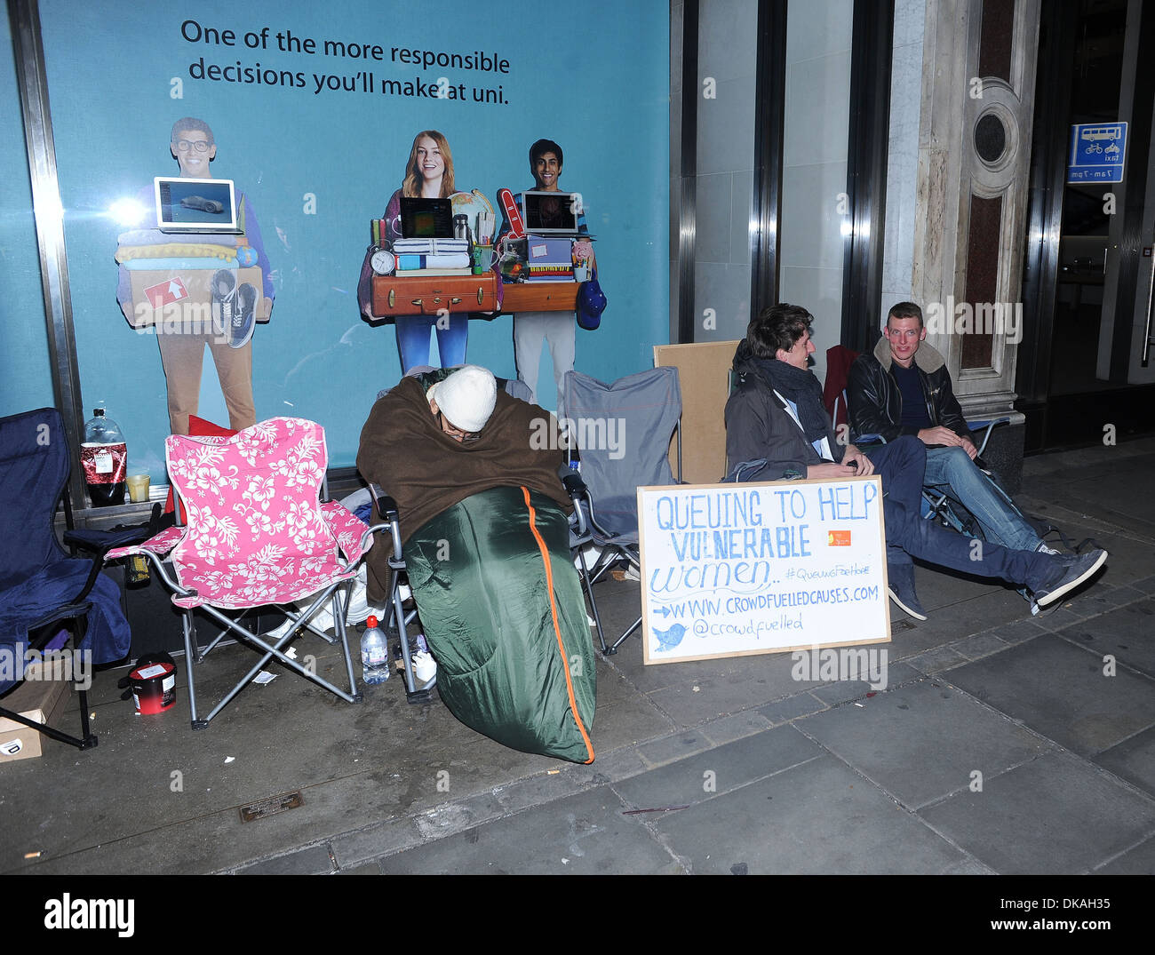 Atmosphere Fans of technology giant Apple camp outside Apple store on ...