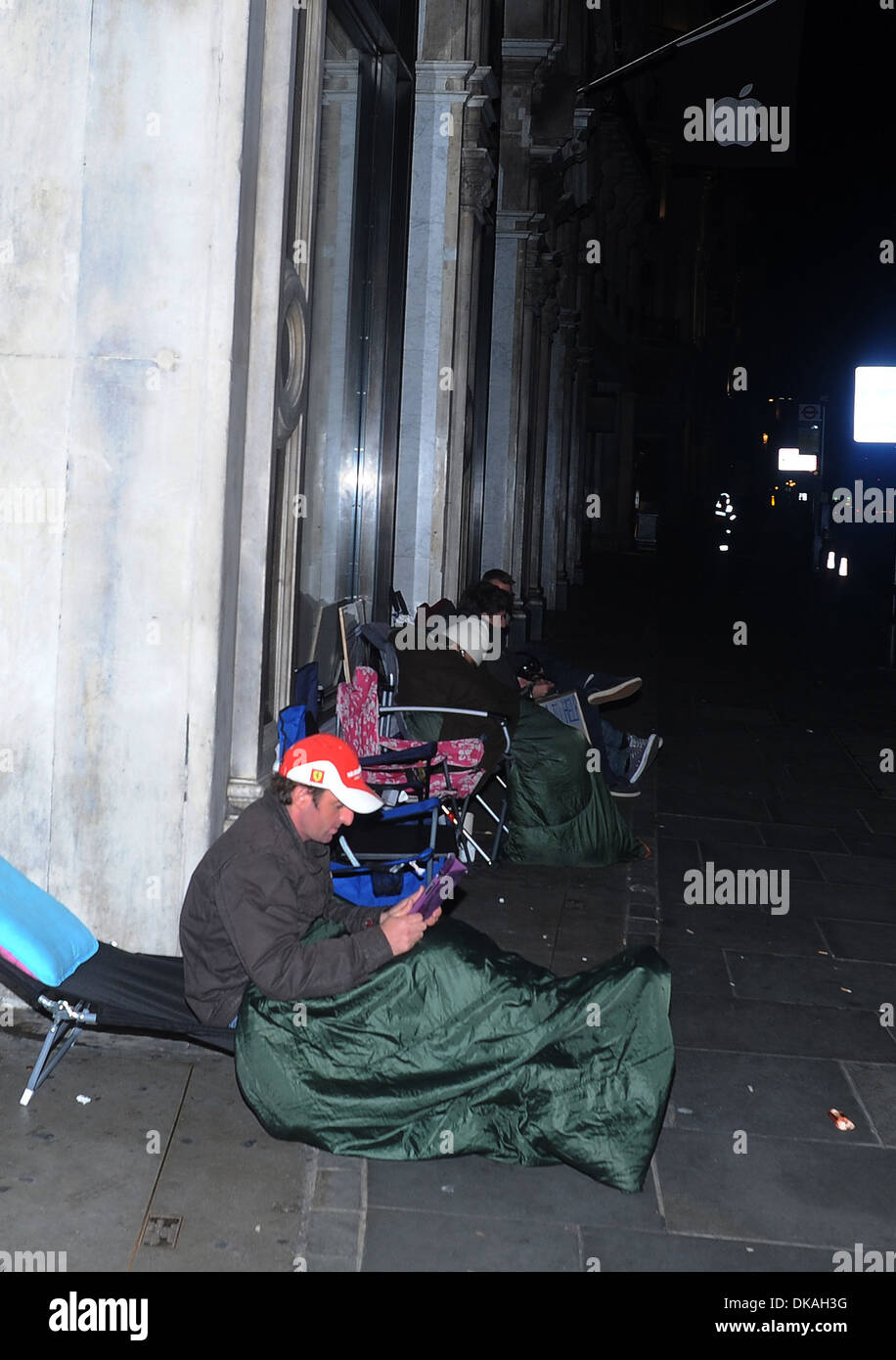 Atmosphere Fans of technology giant Apple camp outside Apple store on ...