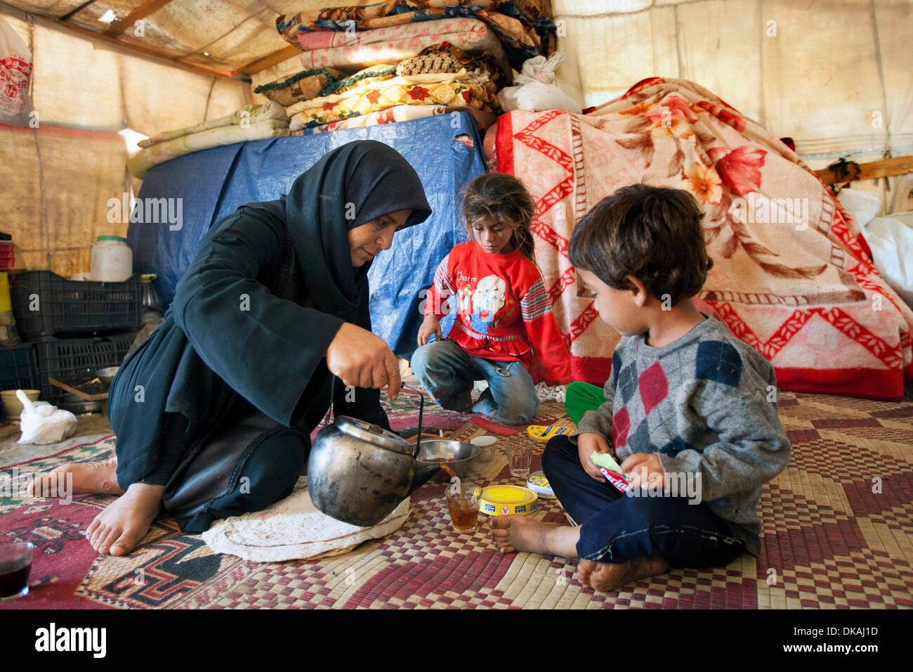 Syrian family eating hi-res stock photography and images - Alamy