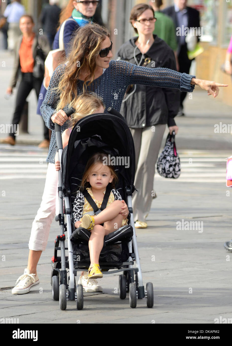 Sarah Jessica Parker walking her daughters Tabitha and Marion to school ...