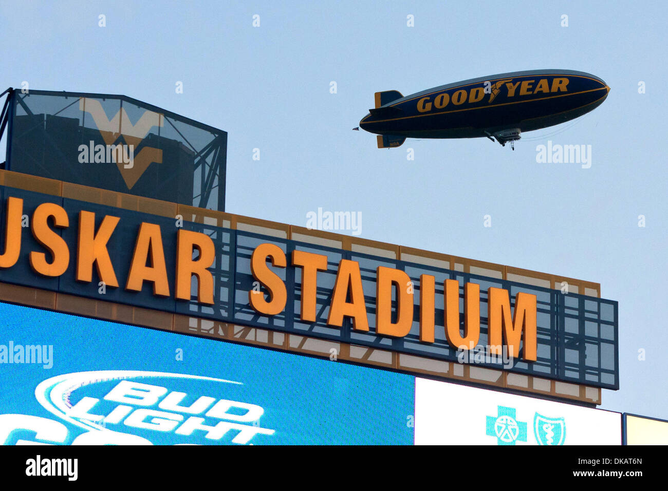 Goodyear blimp stadium hi-res stock photography and images - Alamy