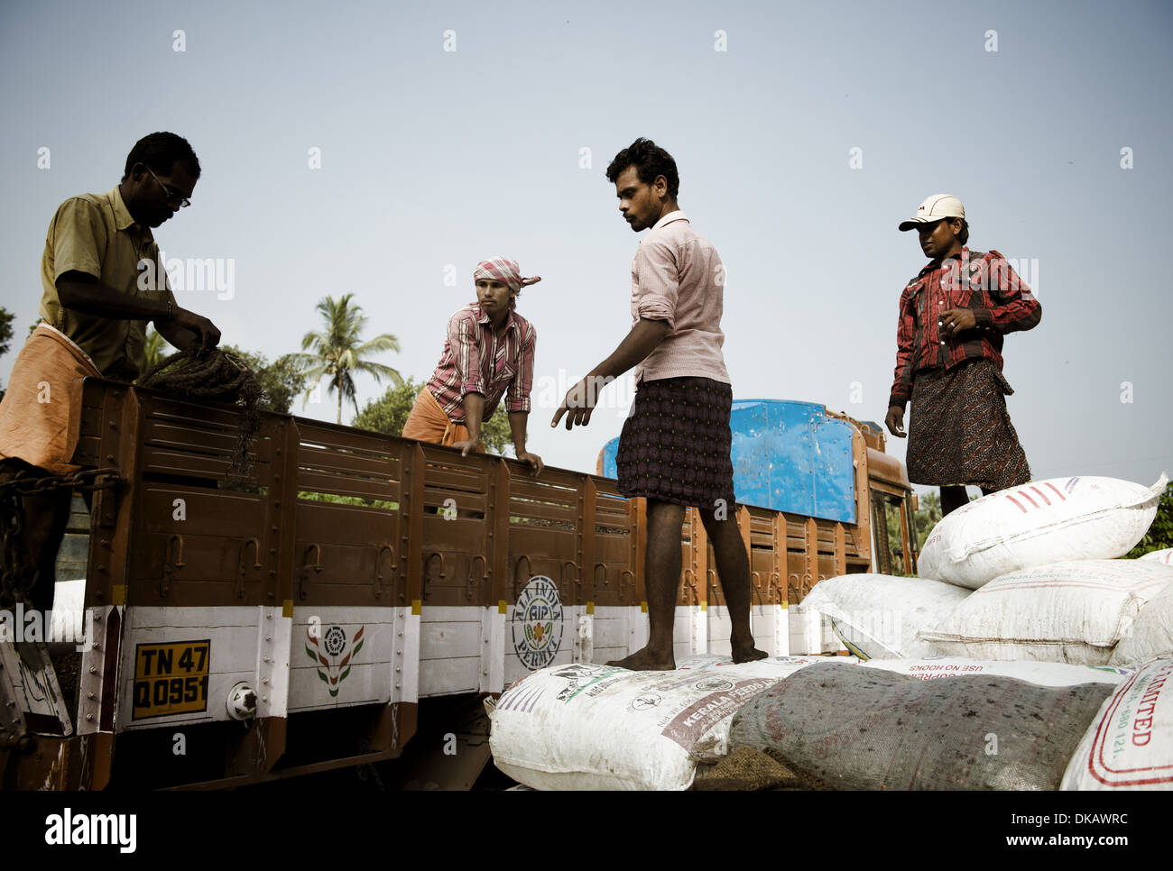 India workers loading hi-res stock photography and images - Alamy