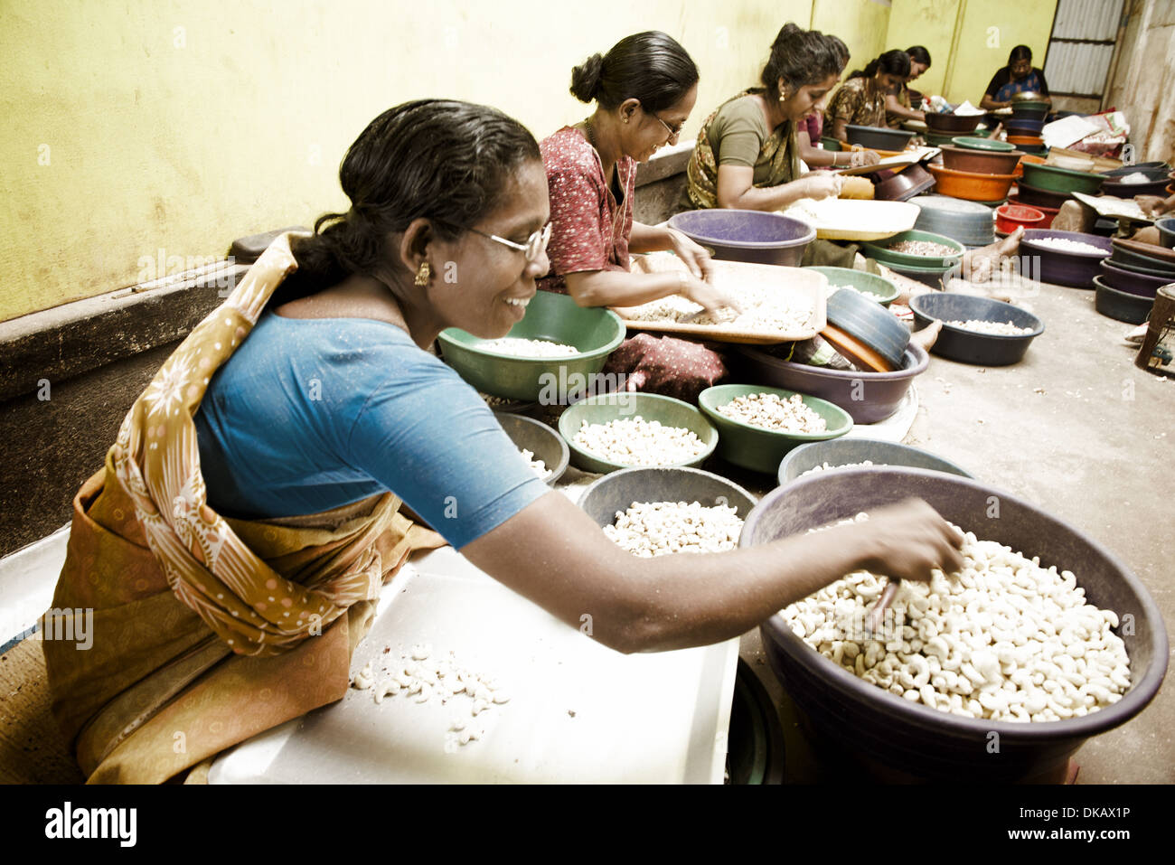 Working women india hi-res stock photography and images - Alamy