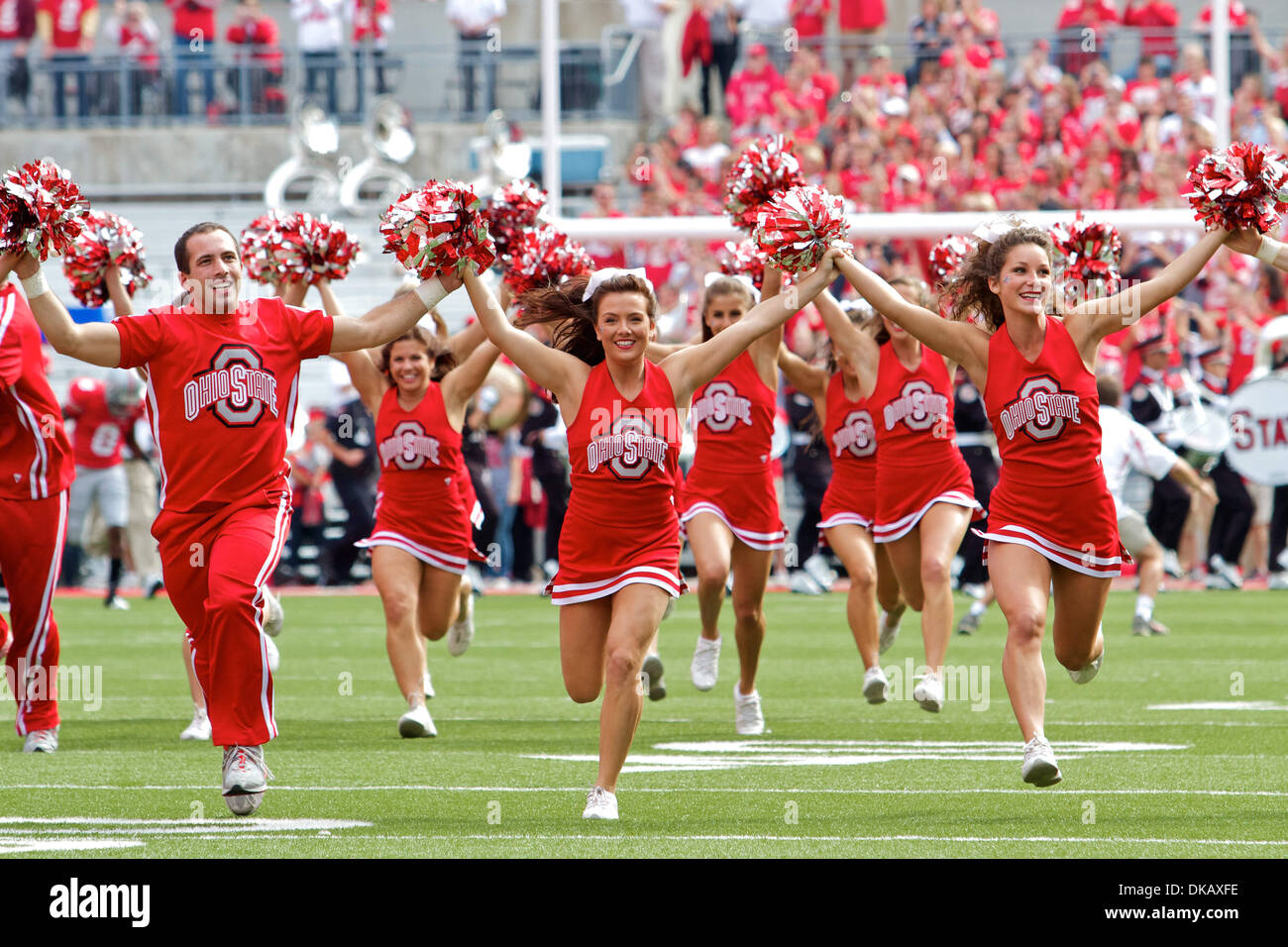 Ohio state buckeyes cheerleaders hi-res stock photography and images ...