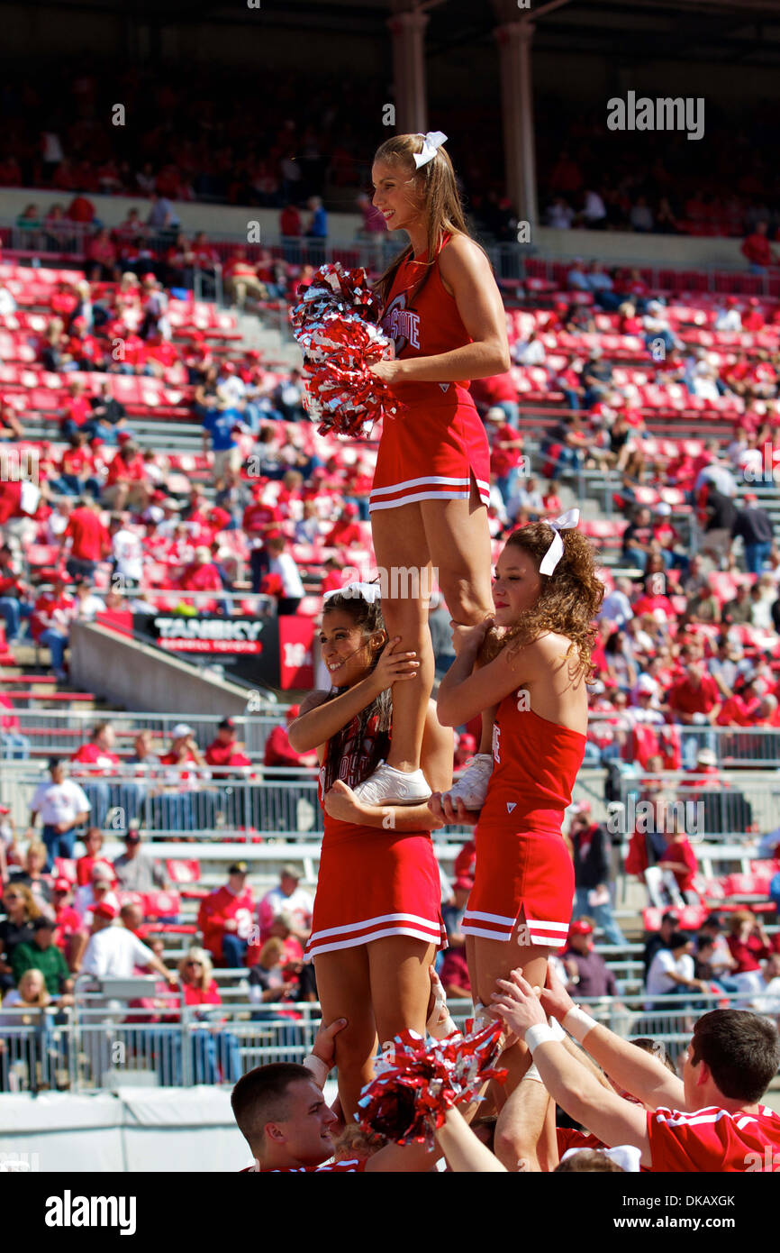 Ohio state buckeyes cheerleaders hi-res stock photography and images ...