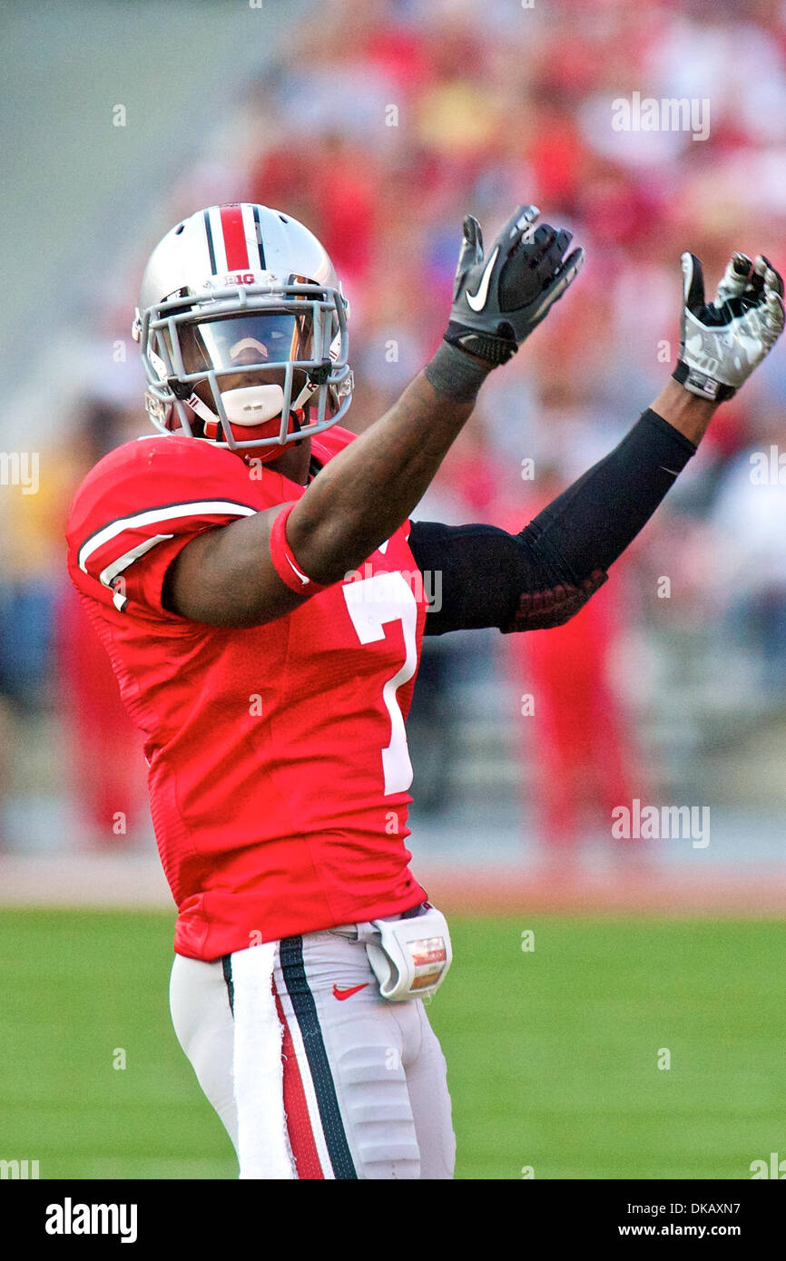 Ohio state stadium crowd buckeyes hi-res stock photography and images ...