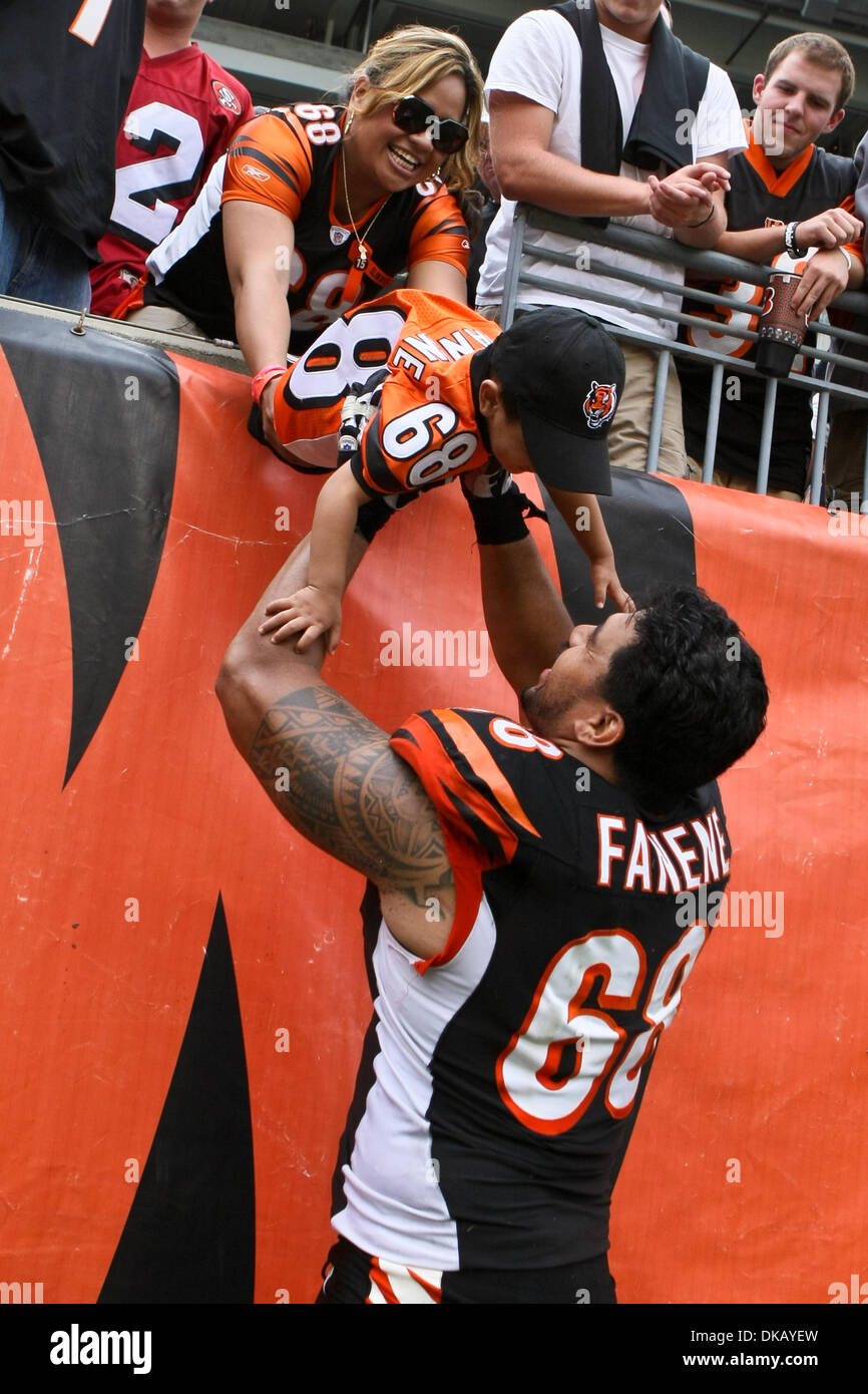 Sept. 25, 2011 - Cincinnati, Ohio, U.S - Cincinnati Bengals defensive ...