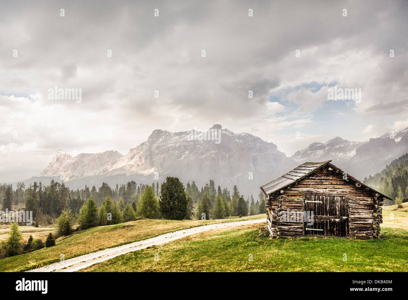 Log cabin and ski hi-res stock photography and images - Alamy