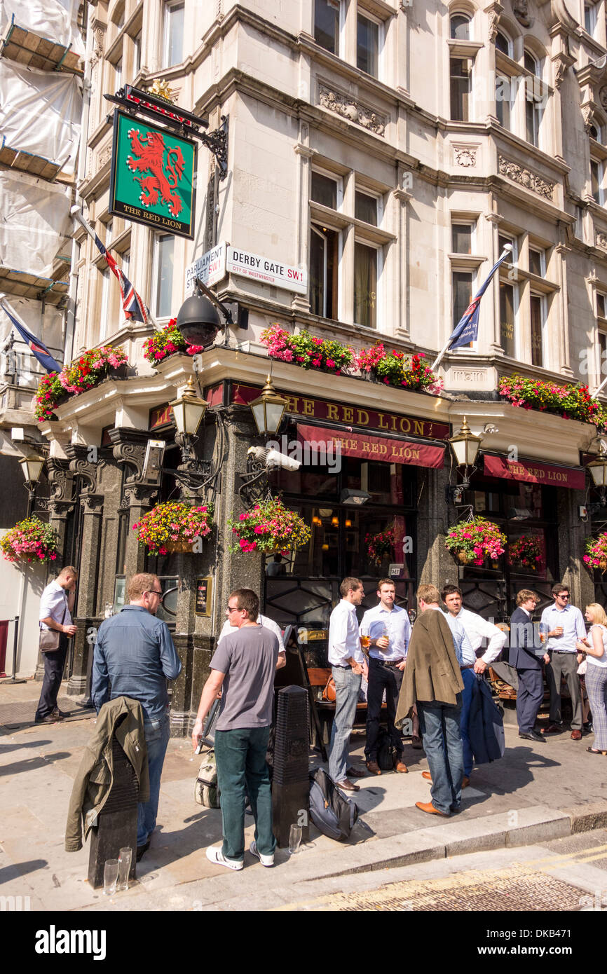 Outside pub london hi-res stock photography and images - Alamy
