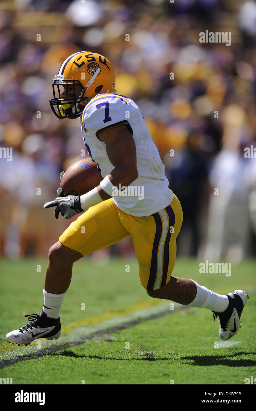 LSU Tigers cornerback Tyrann Mathieu (7) runs with the ball in the Div ...