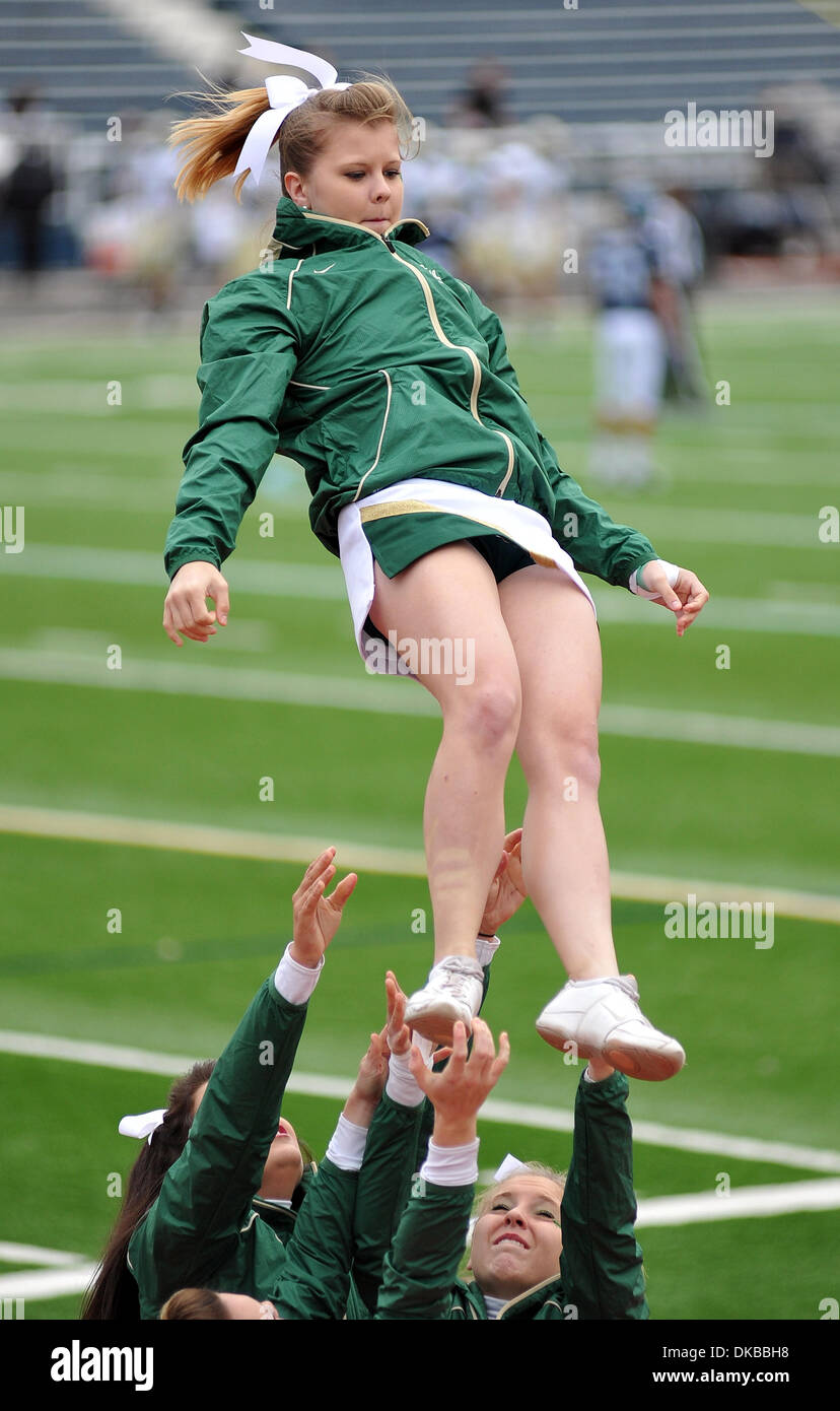 Cheerleader stunt hi-res stock photography and images - Alamy