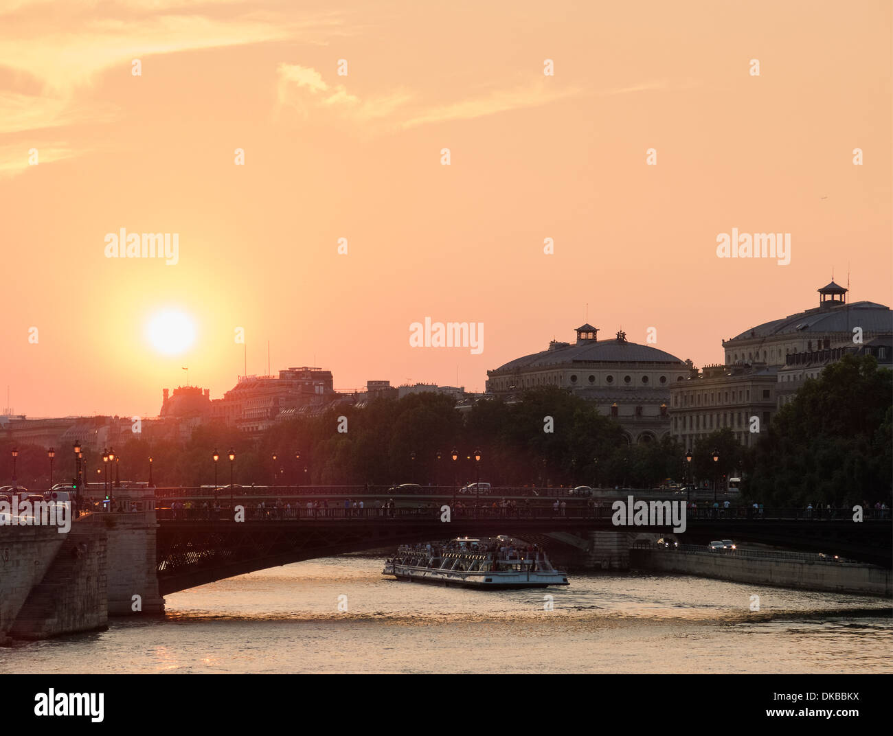 Seine boat sunset paris hi-res stock photography and images - Alamy