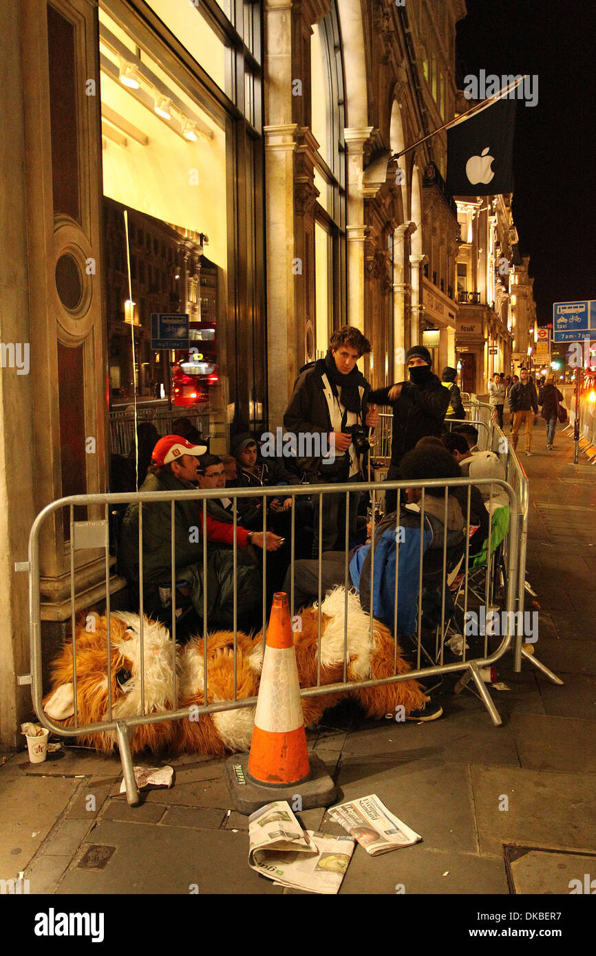 Eager Apple fans set up camp outside company's flagship UK store in ...