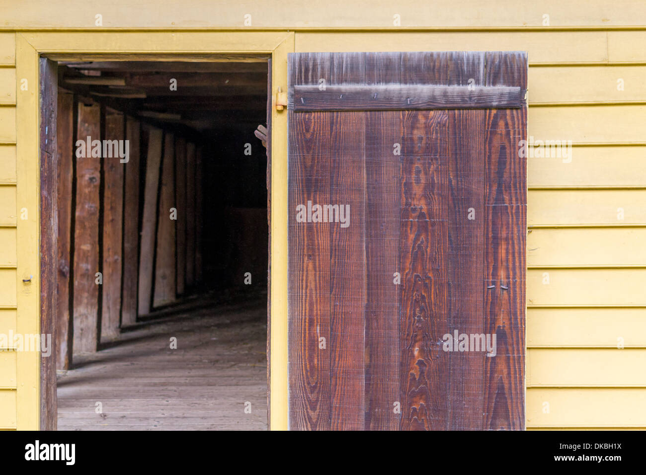 Open barn door hi-res stock photography and images - Alamy