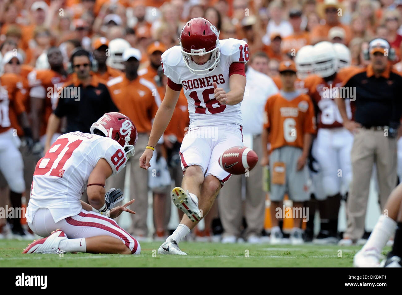 Oct. 8, 2011 - Dallas, Texas, U.S - Oklahoma Sooners kicker Michael ...