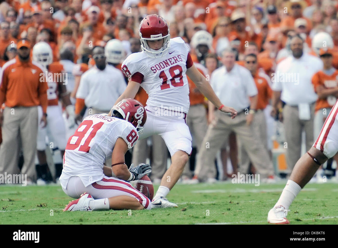 Oct. 8, 2011 - Dallas, Texas, U.S - Oklahoma Sooners kicker Michael ...